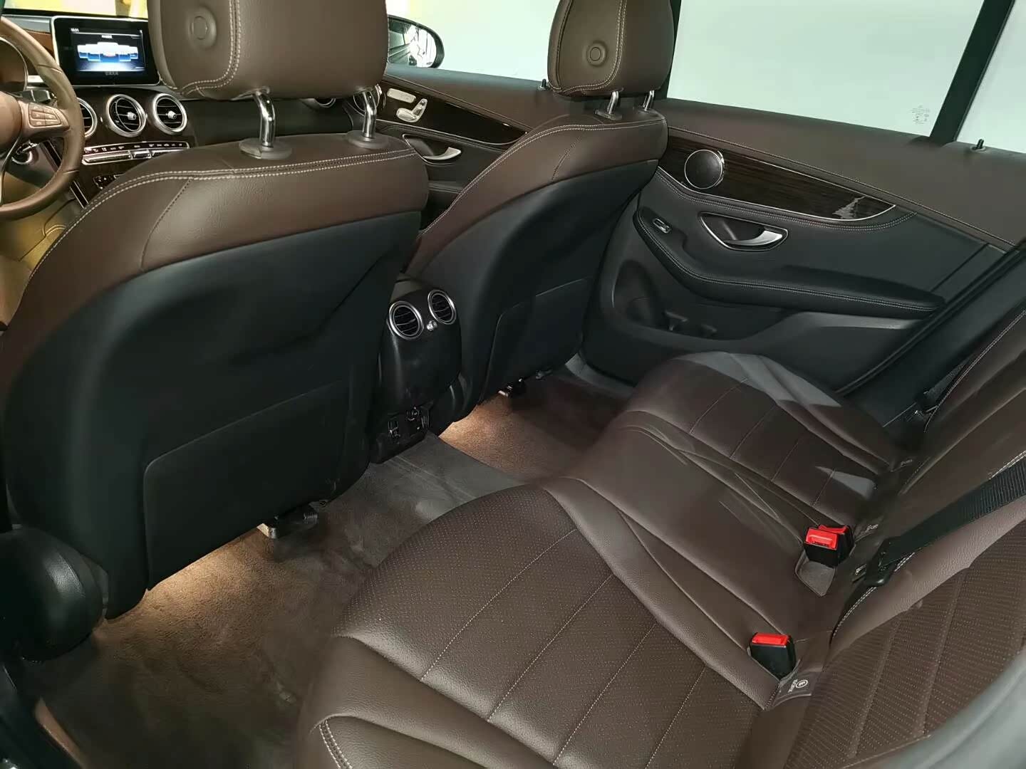 【文章】这辆2019款的奔驰GLC260L动感型，该车现在的价格是35.26万，原车指导价是41.98万。该车行驶了10212公里。该车使用2.0T排量发动机，输出最大211马力，搭配全新的9 ...