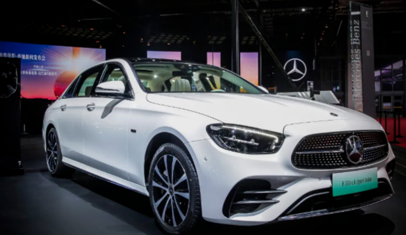 【文章】在2021上海车展上，新款北京奔驰E350eL正式上市，共推出1款车型，售价52.19万元。据悉，新车总体设计与北京奔驰新款E级长轴距版车型一致，并搭载2.0T发动机和插电式混合动力 ...