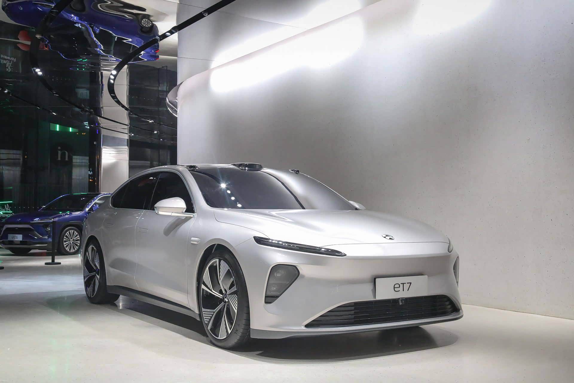 【文章】【蔚来ET7发布，目标用户是原先BBA的车主们】 【1】搭载 70kWh 电池的 ET7 补贴前售价 44.8 万元，采用BaaS 方案，车价37.8万，每月电池费用980元。搭载 ...