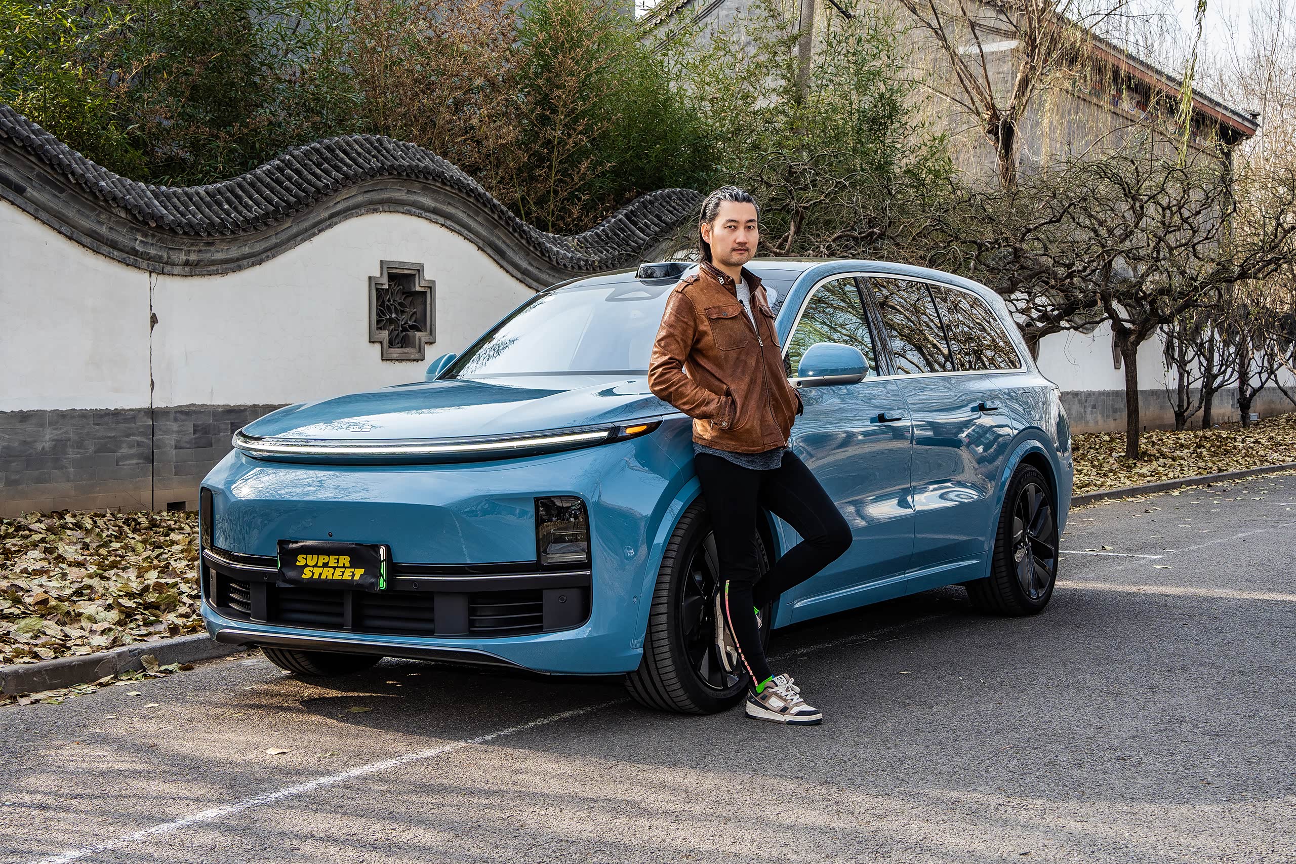 【文章】理想L9长两米无接缝星环大灯，LED自适应大灯；还配有ADAS智能驾驶辅助灯。前脸上下层次分明递进式设计，有一种天圆地方的感觉，车漆是蓝色特别版冷光漆，需要花费1万块钱选配。车身真的是 ...