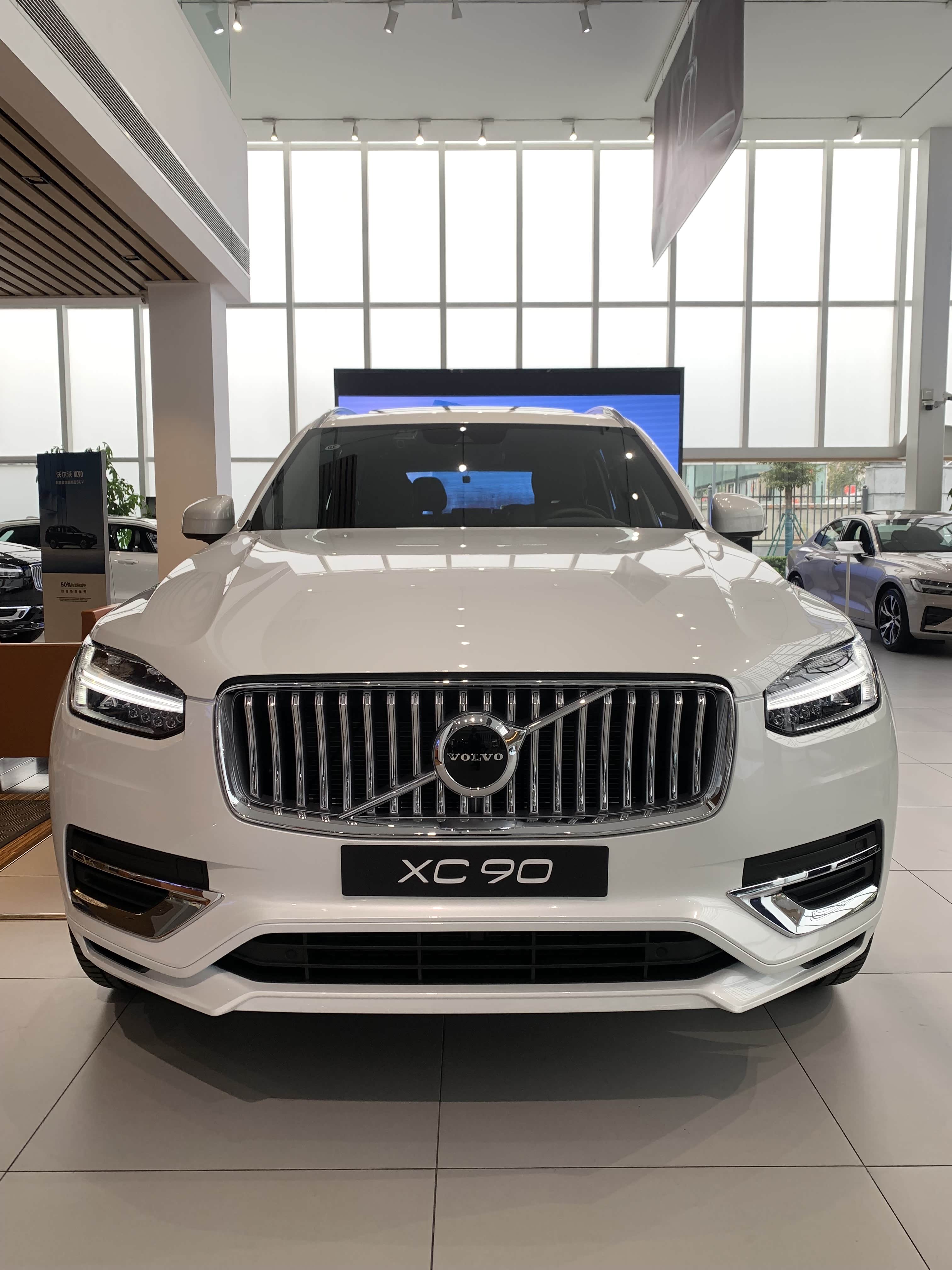 【文章】沃尔沃XC90作为沃尔沃进口车型，沃尔沃XC90定位豪华中大型SUV，对标奥迪Q7、宝马X5、奔驰GLE。个人觉得性价比非常不错，虽然品牌力不如BBA，但是安全环保以及内饰外观的豪华感 ...