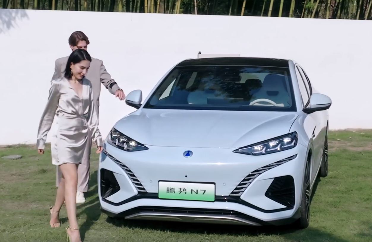 【文章】30万+起售的腾势N7，可能会给比亚迪上一课！正当所有人都习惯了新能源后来者价格会"炸裂"，腾势N7给了一个毫无波澜的价格。腾势N7的长宽高为4860*1935*1602mm，轴距为 ...