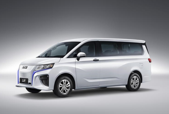 【文章】近日，我们从官方处获悉，北汽王牌M7EV车型的预售价进行了公布，新车一共拥有四款车型，预售价格区间为14.48-16.18万元。外观方面，新车配备了封闭式前格栅，与燃油版车型明显产生了 ...