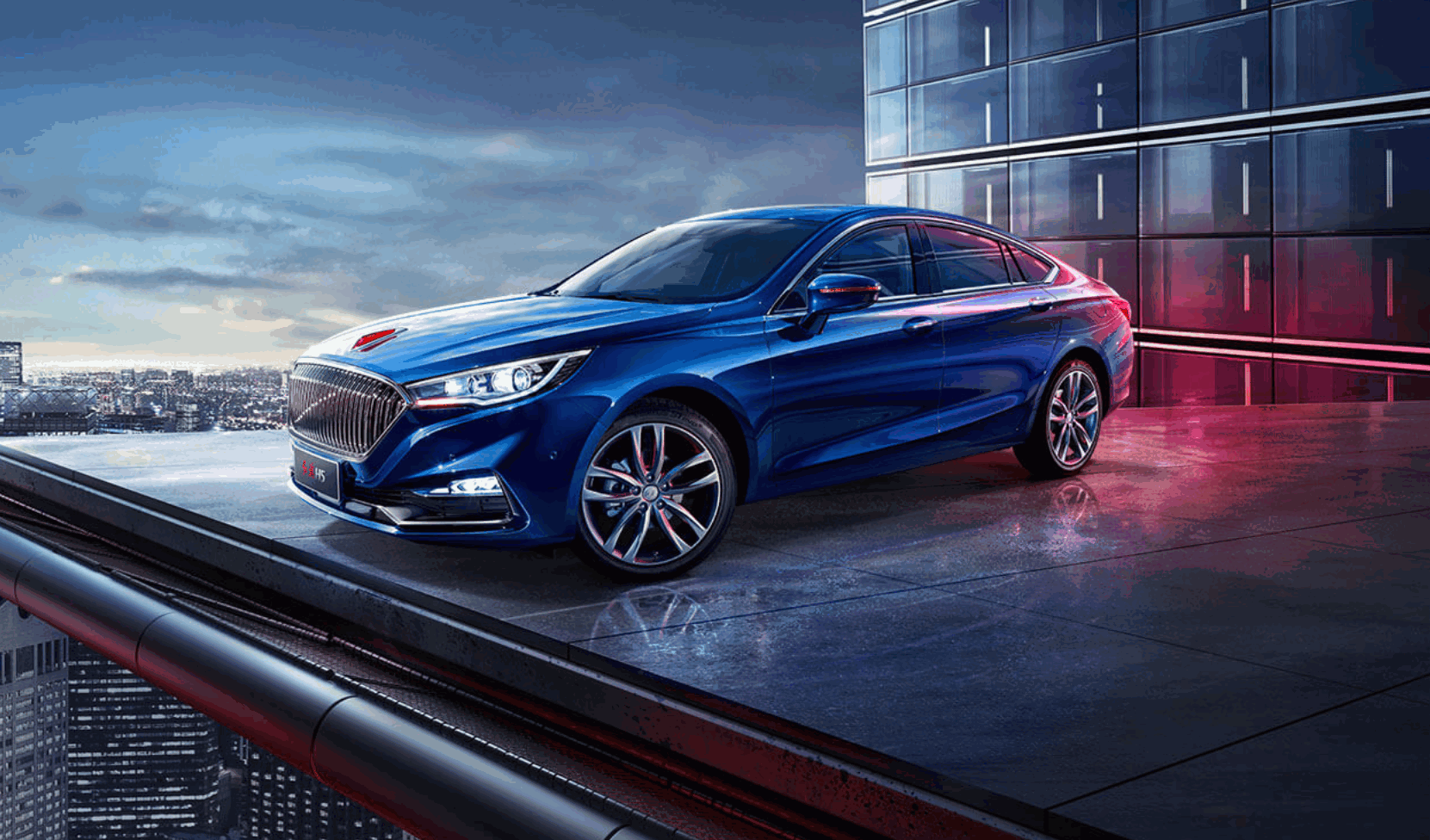 【文章】日前，网上曝光了新款红旗H5的燃料消耗量标识卡，新车搭载全新1.8T发动机，最大功率增大至145kW，匹配了AMT半自动变速箱。预计入门价格将会进一步下降。车家号_发现车生活_汽车之家