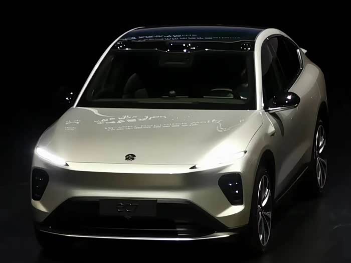 【文章】蔚来在NIO Day 2022上发布了旗下全新轿跑SUV~EC7。新车是ES7的轿跑版本，外形特征为优雅的溜背造型和全新的贯穿式尾灯。动力方面，EC7全系标配合共输出480kW的双电机 ...