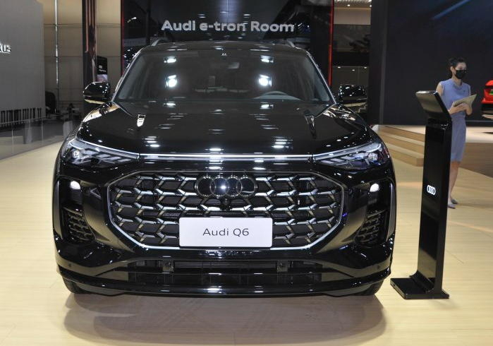 【文章】奥迪Q6亮相广州车展，2.0T，可选2.5t，智能quattro系统，轴距2980mm，新式豪华BBA？奥迪Q6在内饰方面采用了不对称的中控设计，搭载12.3英寸的全液晶仪表，同时采用 ...