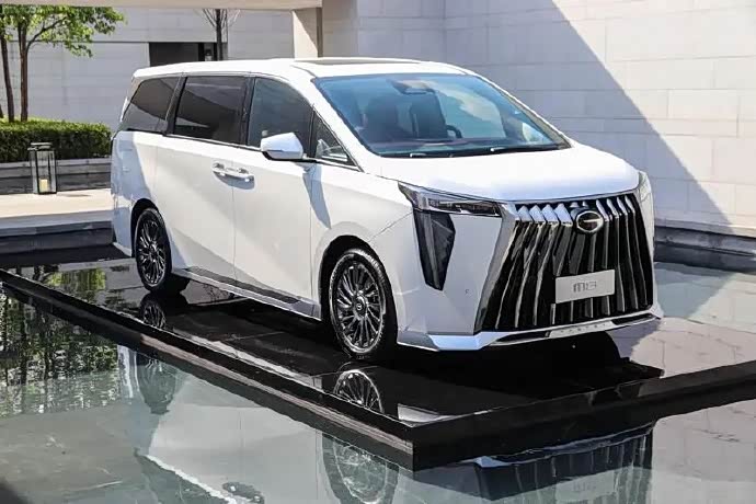 【文章】广汽传祺新M8和别克GL8该怎么选？1.传祺M8宗师旗舰版定价29.5万，这个价格也就跟别克GL8的陆上公务舱次顶配差不多，而GL8陆上公务舱的定位是给租赁和企业用户，内饰和配置相当 ...