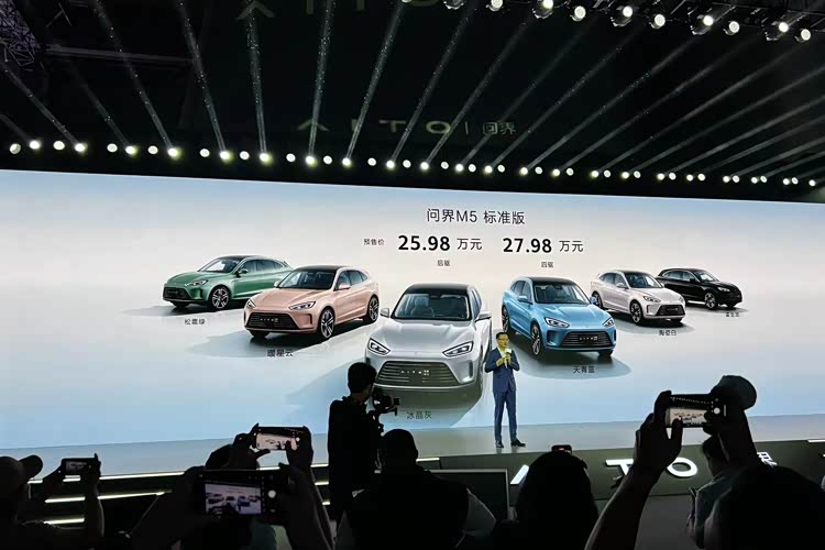 【文章】新款问界M5标准版开启预售，新车共推出2款配置车型，预售区间25.98-27.98万元。新车里外设计方面进行细微调整，动力和配置方面也有所提升。问界M5标准版有单电机两驱和双电机四驱 ...