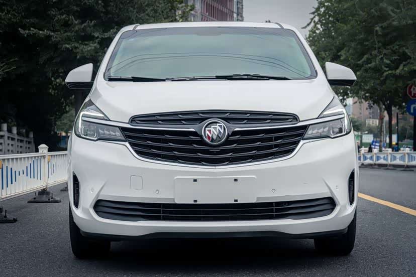 【文章】想买一款空间够大、方便出行的商务车，别克Gl8可以吗？这辆2020款的别克gl8陆上公务舱652T尊贵型使用2.0T发动机，动力参数:237Ps和350N.m，搭配9速At变速器。动力 ...