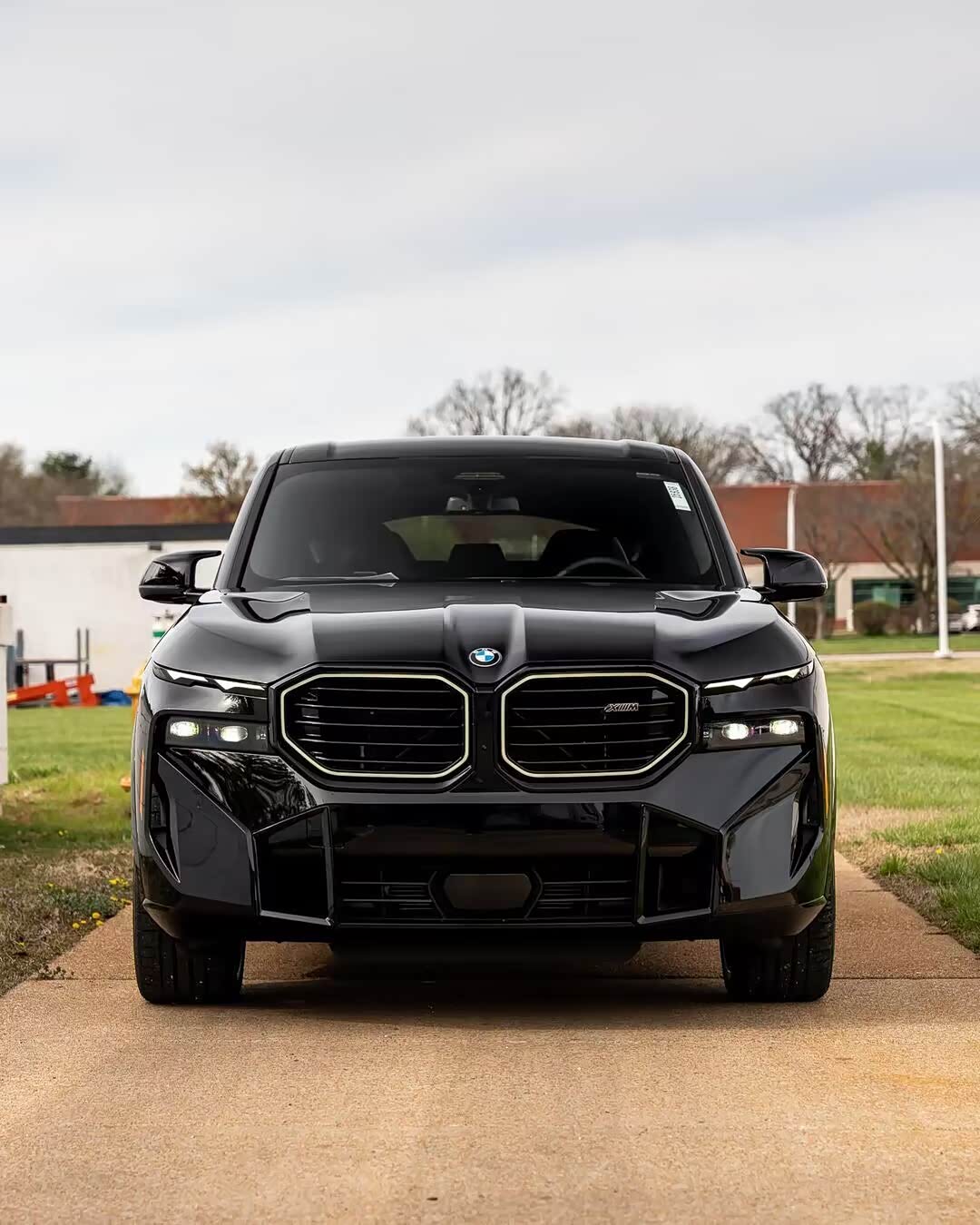 【文章】236万起的宝马XM，搭载由4.4T V8发动机与电动机组成了插电式混合动力系统，系统综合最大功率可达480kW，系统最大扭矩可达 ...