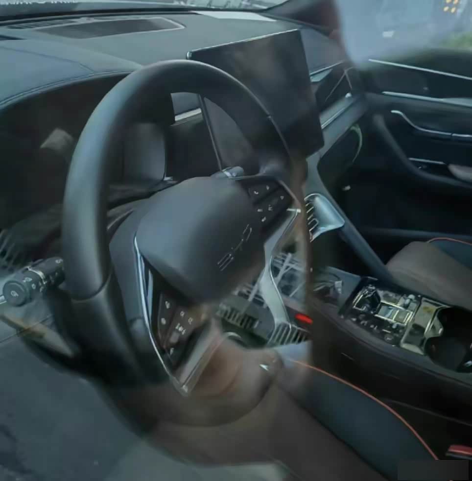 【文章】2023款比亚迪宋PlusDMi（护卫舰05）现身街头，频繁曝光说明离上市不远了！前脸大改，换装海洋网Ocean-X设计语言，大灯就是明显的豹里豹气！四根条幅横贯式的前脸中网，加上梯形 ...