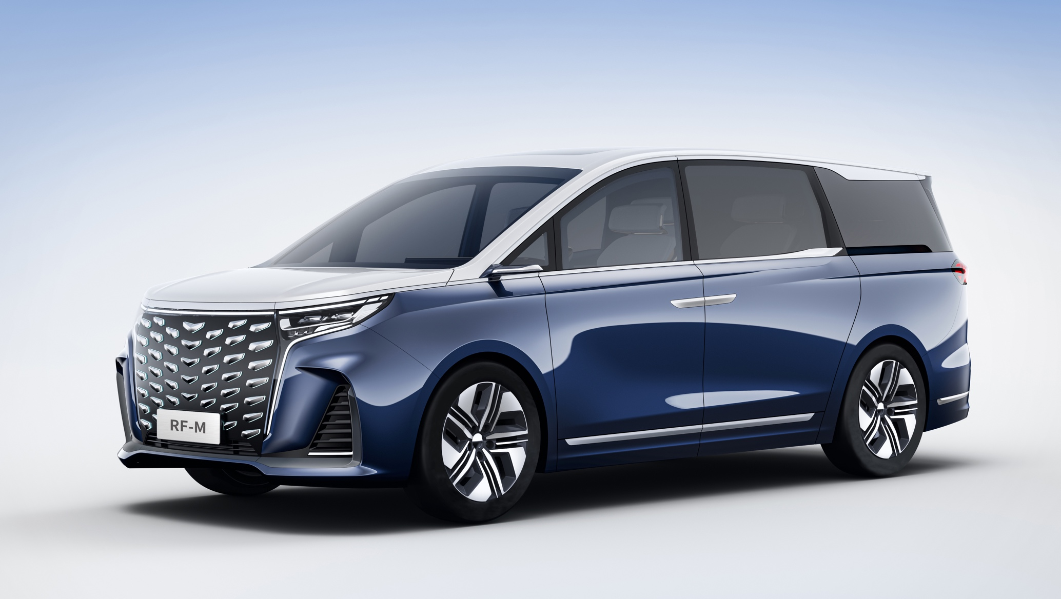 【文章】【江淮中大型MPV内饰曝光】江淮瑞风RF-M是江淮瑞风MUSE架构首款车型的概念车，定位中大型MPV，主打中高端家用与商务市场。新车将于上海车展4月18日正式亮相，于今年下半年正式推出 ...