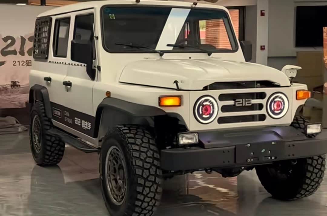 【文章】果然人靠衣装！美靠靓装，你看不上的BJ212官改后，颜值逆天！作为国产硬派越野鼻祖，BJ212也迎来了官方改装，瞬间颜值提升，显得不再廉价，只是内饰部分优化并不多，那么你觉得这款官改版 ...