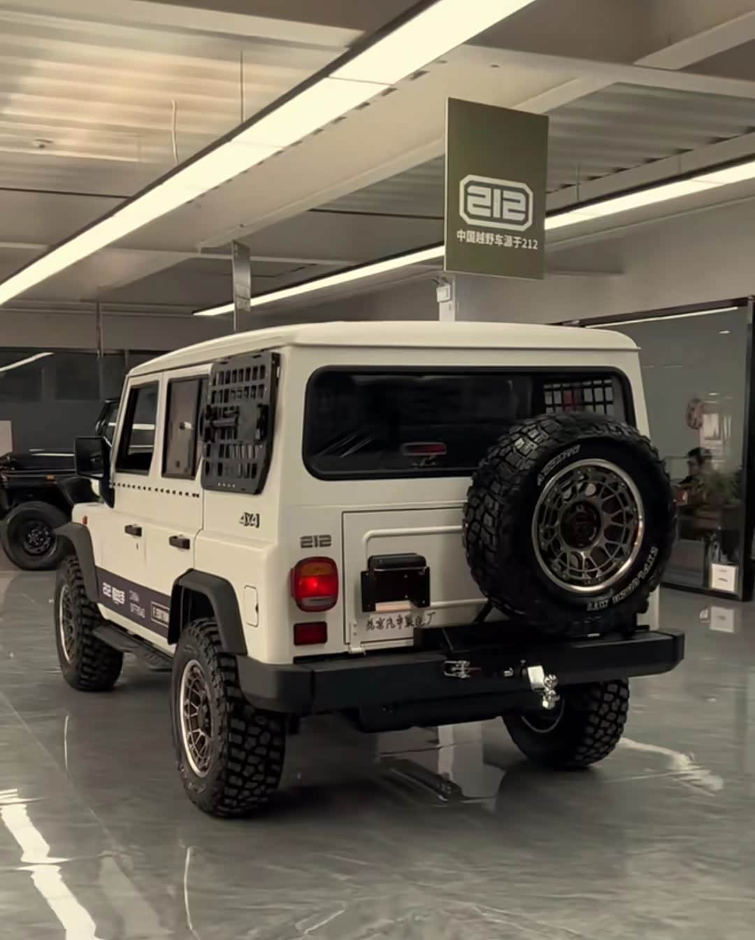 【文章】BJ212也流行起来官方改装？不得不说，颜值瞬间提升！近日，官方改装版BJ212谍照流出，其外观颜值提升不少，如果基础班车型也这么出，势必会力压坦克300，可是，似乎主机厂就是不上心 ...