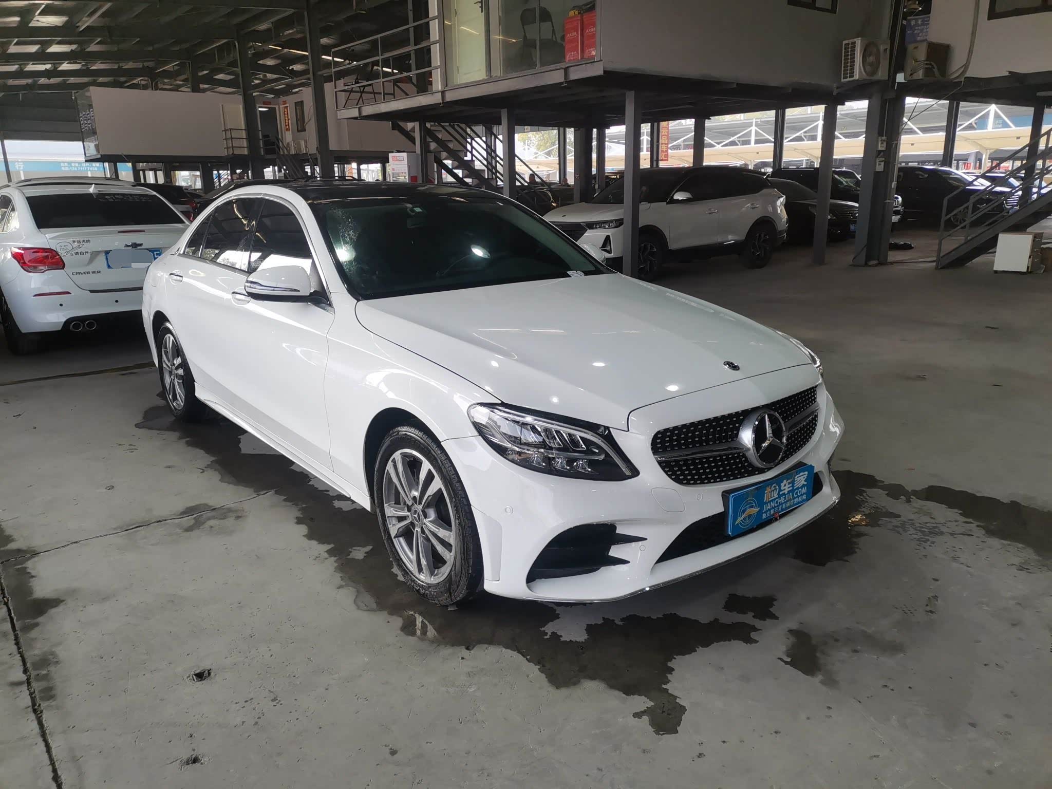 【文章】前不久在河南郑州，帮粉丝检测了一台奔驰C级，21款C200L时尚型运动版，2020年12月总装出厂，2021年2月登记上牌，当初新车下地34万左右，现在跑了量万多公里，车商报价21. ...