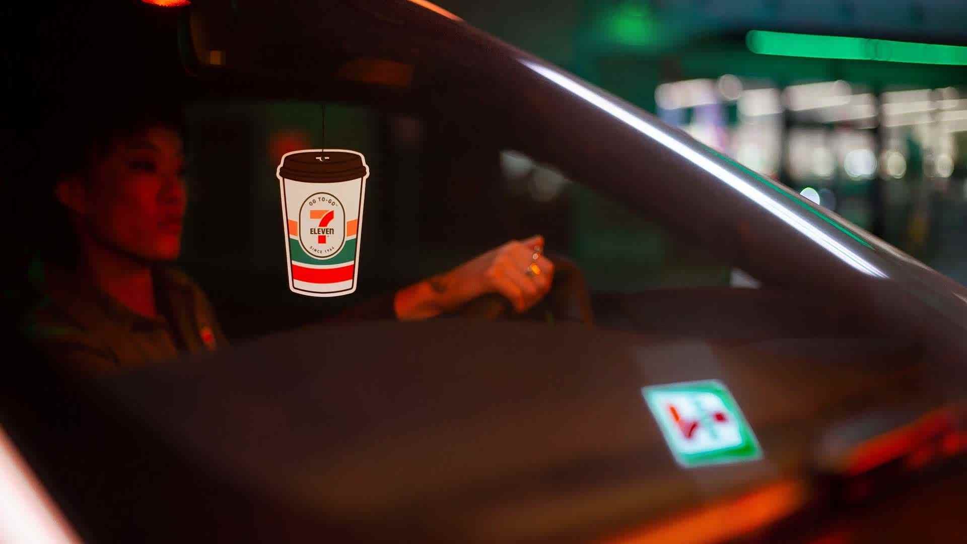 【文章】711是全球最著名的便利店品牌，曾经也与很多汽车品牌进行过联名，此次福特Mustang接到了711的委托，为711打造一辆特别的定制 ...