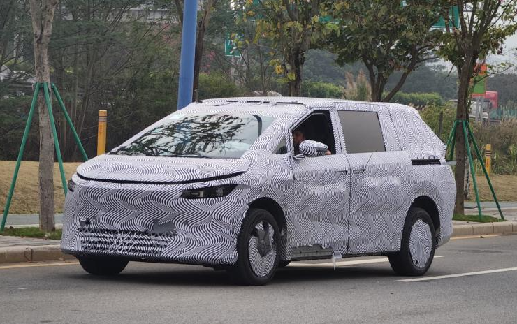 【文章】【小鹏X9内饰谍照曝光】小鹏X9或定位为中大型MPV，内部代号H93，设计风格将会是年轻+运动化的取向。新车内饰依旧采用小鹏家族式设计风格，中央配备大尺寸悬浮式中控屏，依旧配备双辐式 ...