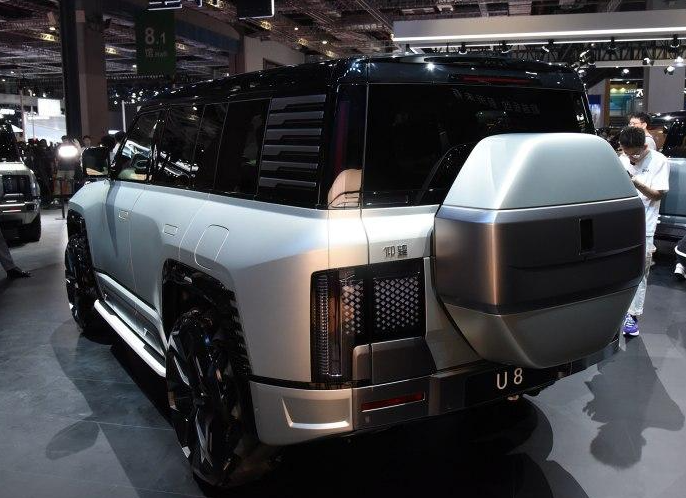 【文章】109.8万仰望U8车展首日订单即破万！两日已超1.3万！与此前中国品牌更多借助于情怀出牌不同的是，仰望U8依仗的是创新科技——“易四方”技术和“云辇-P智能液压车身控制系统”，这给 ...