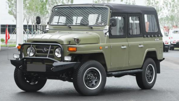 【文章】提到情怀，就不得不提“老北京212”了，它作为我们自主品牌首款真正意义上的吉普车，在老一辈车友们的眼里，有着相当丰富的回忆。这款BJ212保留了最为经典的布局，新车对部分内饰进行了调整 ...