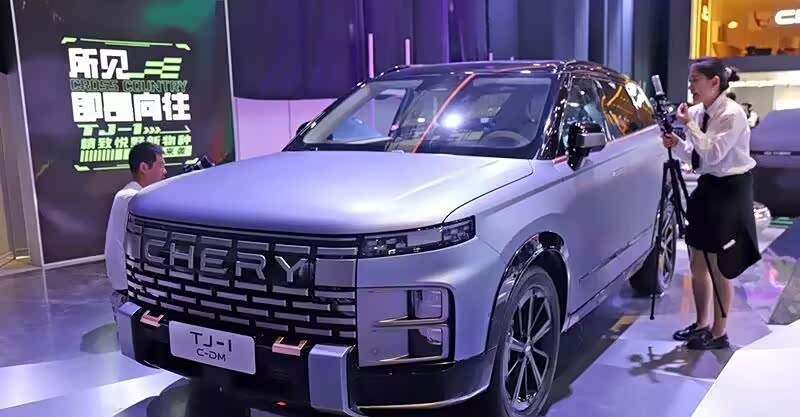 【文章】实拍奇瑞TJ-1 C-DM，野性十足的紧凑级SUV！1、奇瑞TJ-1前脸设计非常粗犷，搭配一个占比面积非常大的进气格栅，使得车头更加霸气十足。大灯设计采用分体式的设计，下方轮廓内凹 ...