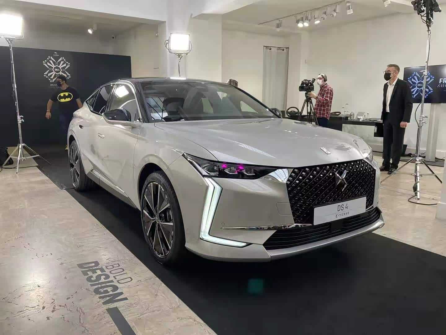 【文章】全新DS4实车图曝光，新车计划于2022年初上市销售，诞生于PSA全新的CMP平台，定位紧凑型轿车。新车在外观上更接近于全新雪铁龙C4 ...