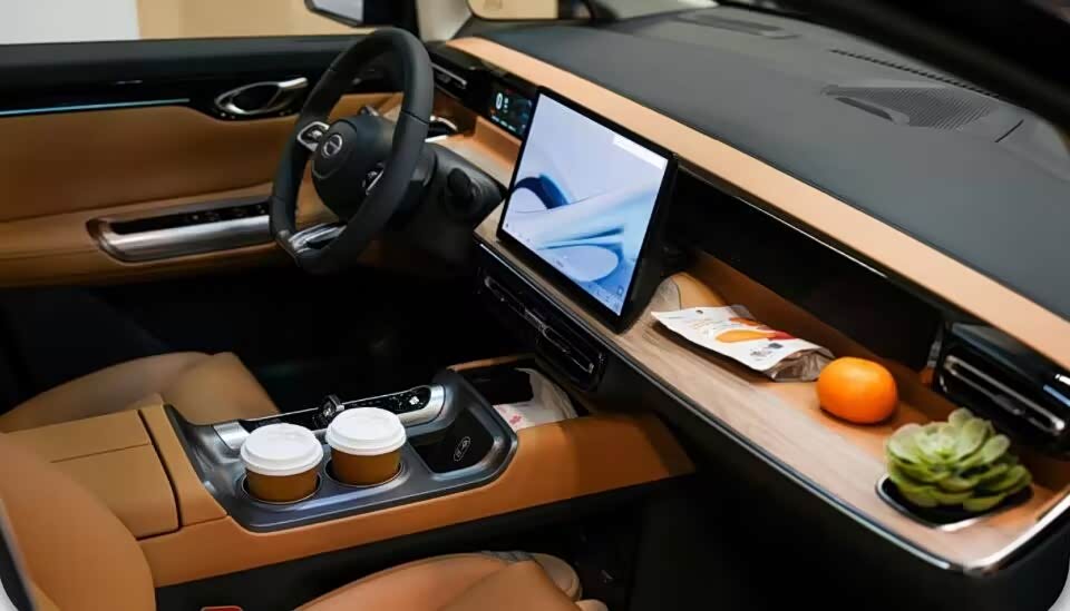 【文章】【满油满电续航超1200km 广汽#传祺E8#正式亮相】新车定位为中型MPV，车内采用2+2+3的座椅布局。动力搭载一台2.0L发动机组成的插混系统，其中发动机最大功率103kW，并 ...