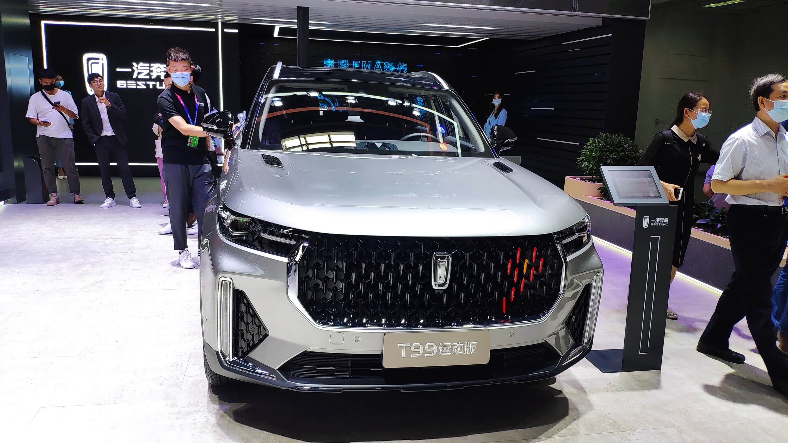 【文章】2020年北京车展：奔腾T99运动版实车，笔者在北京车展拍到了奔腾T99运动版，外观的风格更加有运动感。售价区间为15.99万-17.69万元。前脸中网相对于普通版 有变化，采用黑化的 ...