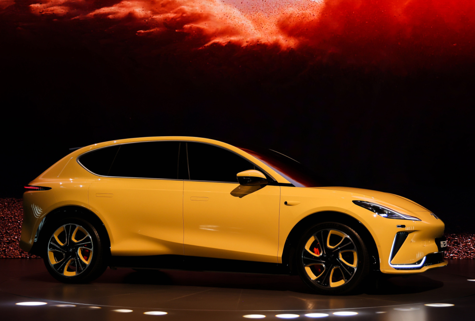 【文章】三款售价在30万+的纯电SUV销量。智己LS7销售1922辆；小鹏G9销售925辆；蔚来ES6销售174辆；说实话，有点惨，产品力都不错的车，但是销量就是上不去，蔚来ES6处在换代周期 ...