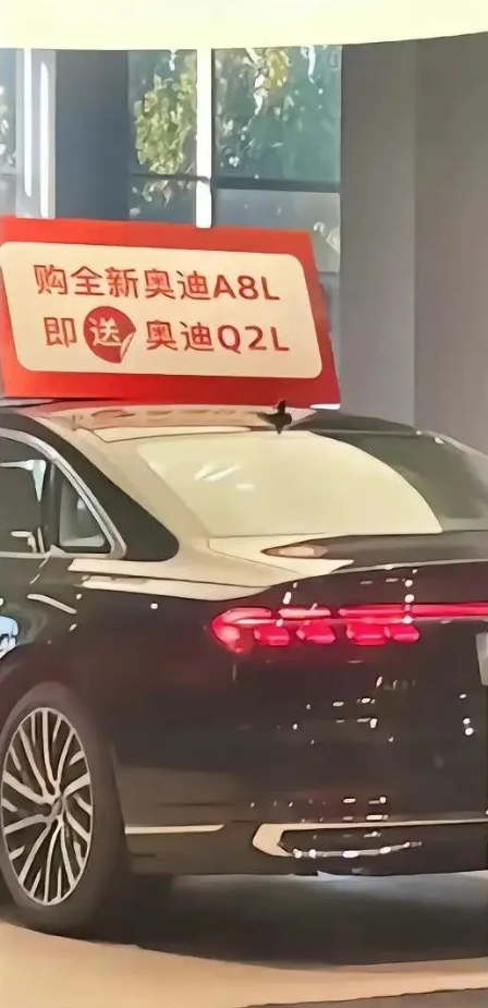 【文章】【买A8L送Q2L？经销商回应了】日前有汽车博主爆料，某家奥迪4S点推出买车送车的活动，展厅内广告牌上有“购全新A8L即送奥迪Q2L”的字样。有媒体向多家一汽奥迪4S店求证，客服的回应 ...