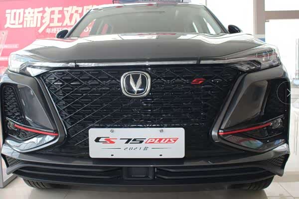 【文章】2021款长安CS75 PLUS是一款紧凑型SUV，售价为10.69万起，前脸搭载一款大尺寸进气格栅，黑色中网纵横交错，右侧带有红色S标志，运动气息浓厚。车头搭载一款锐利的LED大灯 ...