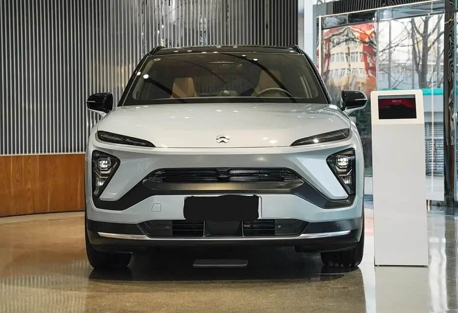 【文章】2020款蔚来ES6 600KM 运动版使用前后双永磁同步电机布置，电机总功率320kW，搭配电能100kwh的三元锂电池，NEDC情况下纯电续航里程是600km。该车在直流快充模式下 ...