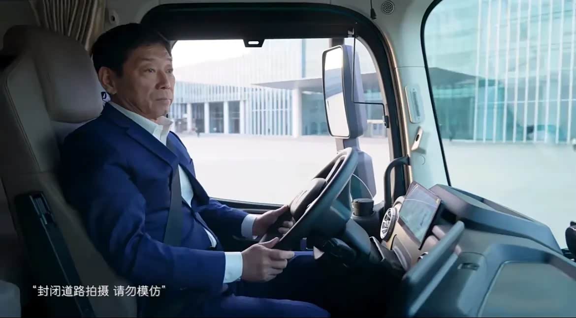 【文章】【你们卷价格吧，长城造重卡了！】向来坚持“长期主义”的长城汽车，最近宣布要进军重卡市场。试图要开辟一个全新赛道！截至2025年，中国重卡保有量约为900万辆，这是一个巨大的市场。但是新 ...