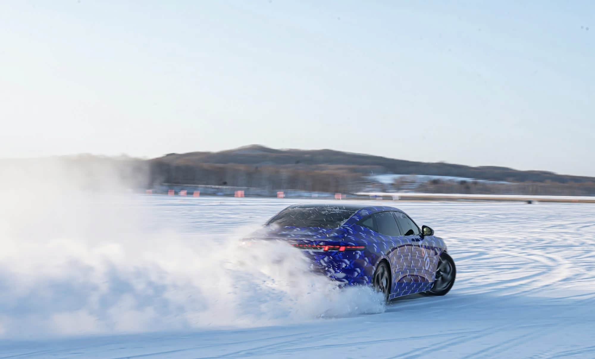 【文章】领克E371冬测谍照，“领克ZERO”终于要来了？作为领克第一台纯电轿车，E371采用与极氪001同样的800V架构，定位中大型轿车，尺寸比领克07要大一圈。之前的“领克ZERO”被极 ...