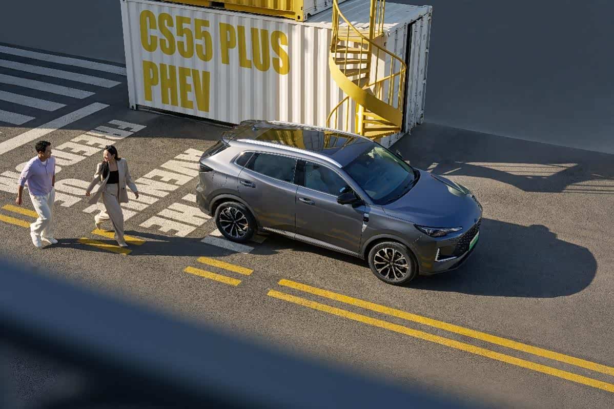 【文章】长安汽车于3月20日发布第三代CS55PLUS PHEV车型，推出智慧新蓝鲸125KM战舰版和超能版两款配置，官方指导价为10.49~10.99万元。根据补贴政策及购车基金优惠后，实际 ...