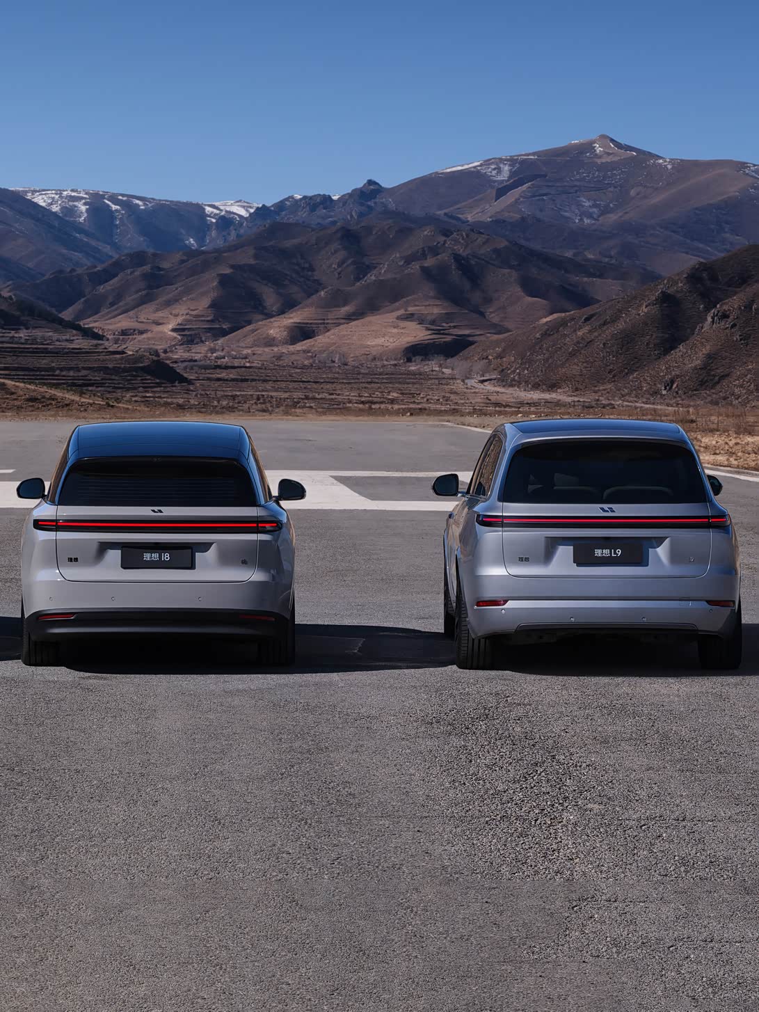 【文章】【纯电6座：理想i8与理想L9同角度对比】理想汽车日前发布旗下首款纯电SUV理想i8的首组官图。从官图来看，理想i8造型较之前曝光的原型车有较大改变，新车前脸以及尾部都采用了家族式设计 ...