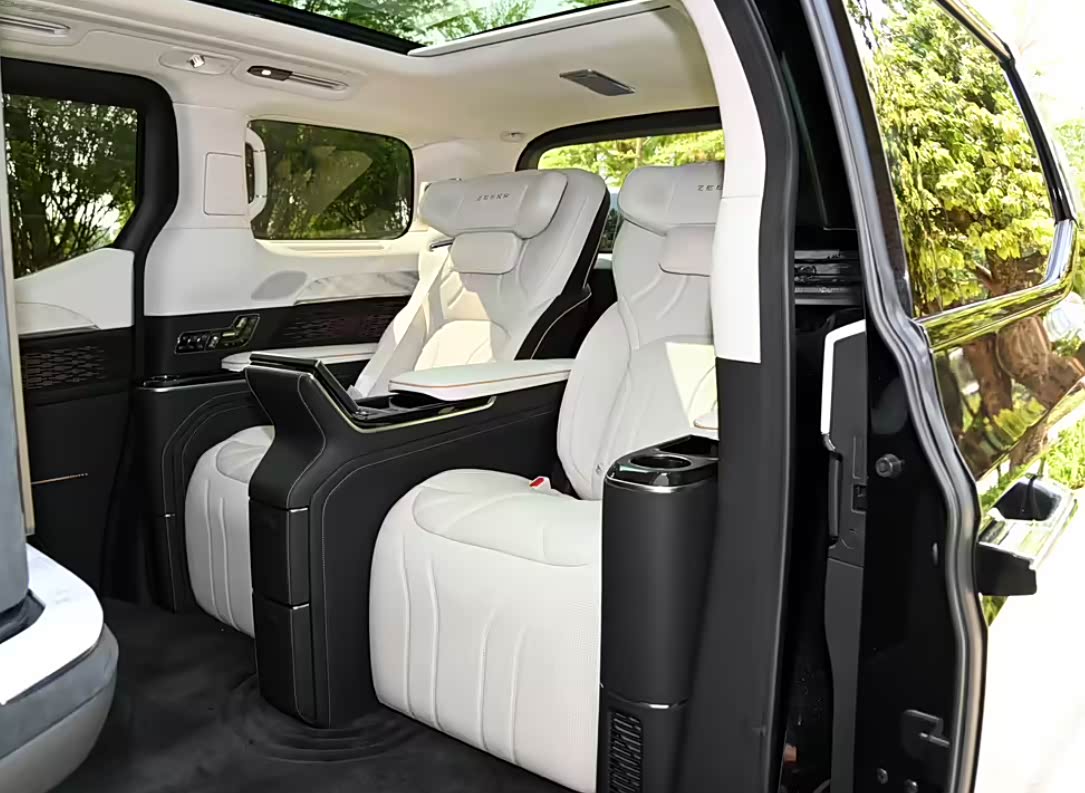 【文章】极氪旗舰SUV EX1H的谍照。该车尺寸巨大，与同框出现的极氪X相比，后者显得如同MINI一般。EX1H的外观设计硬朗，与极氪009风格相似，预计将沿用009的前脸设计，包括大尺寸中网 ...