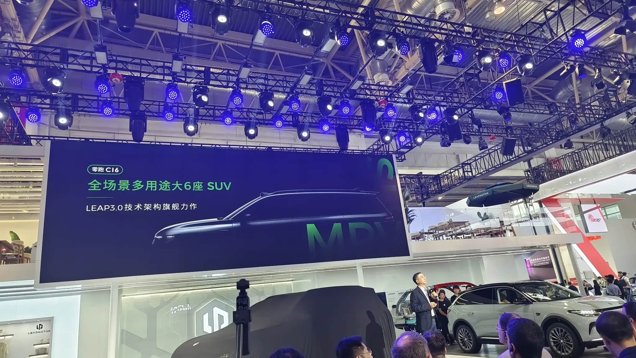 【文章】【零跑C16北京车展亮相，顶配售价不超过20万】零跑目前最大的一台车C16在北京车展正式亮相，定位“全场景多用途大6座SUV”，兼顾MPV的乘坐舒适以及SUV的操控。据介绍，零跑C16 ...