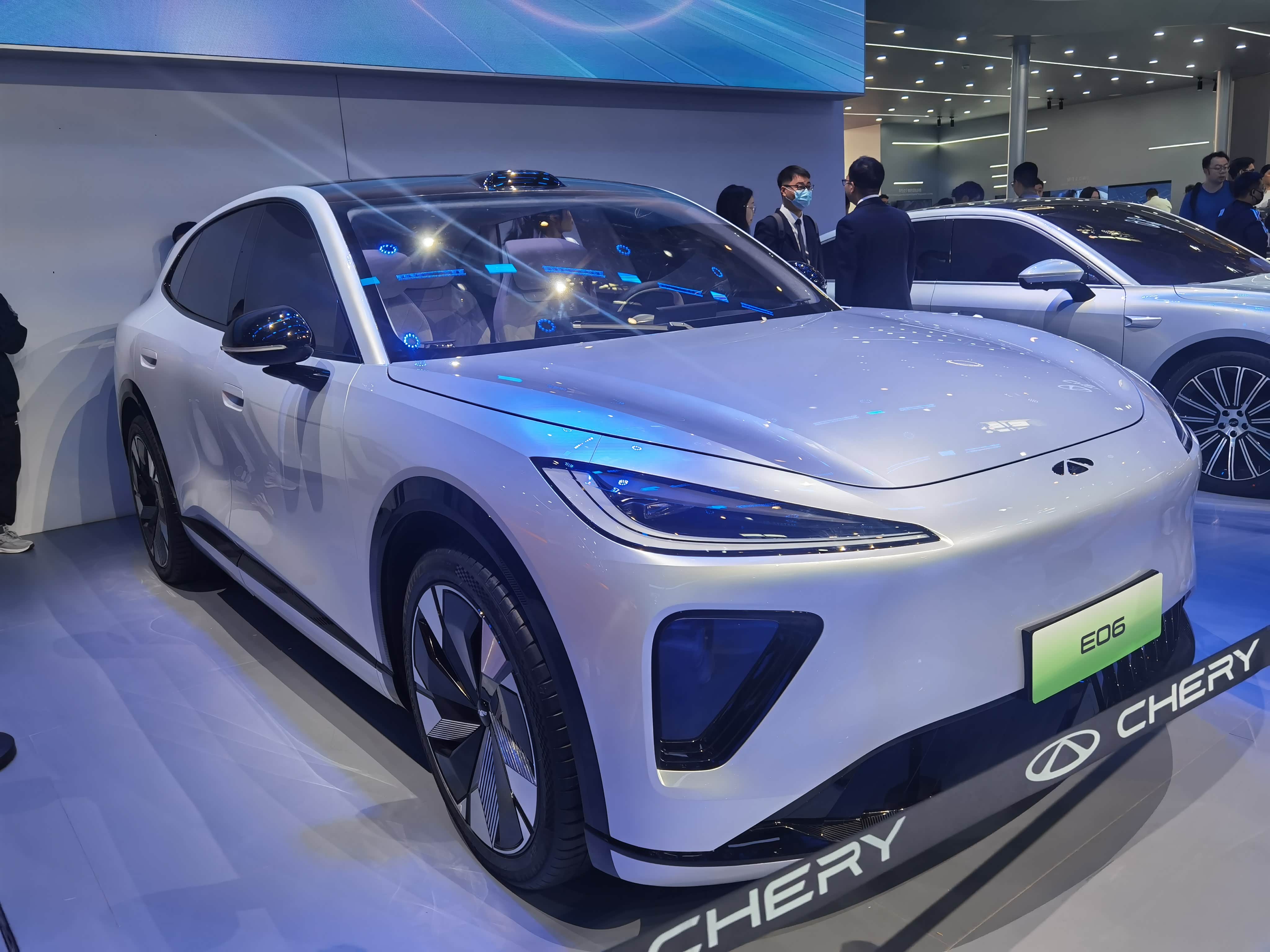 【文章】奇瑞的风云E06，定位大五座suv，北京车展首次亮相，车长4820mm，轴距2920mm，配备激光雷达，拥有高速和城市NOA，自动泊车、代客泊车等功能，车内7.1.4全景声音响，副驾零 ...