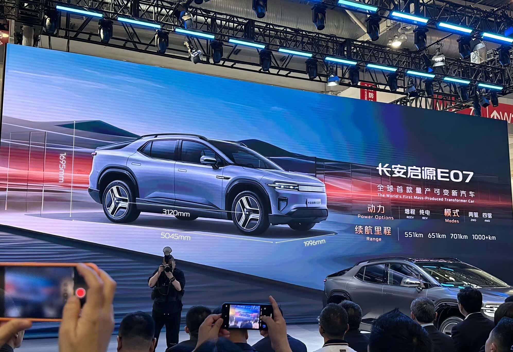 【文章】#2024北京车展# 长安的CyberTruck，长安启源E07亮相，中大型 SUV。长宽高5045 x 1996 × 1695mm。 增程和纯电，两驱和四驱。续航从551 到1000 ...