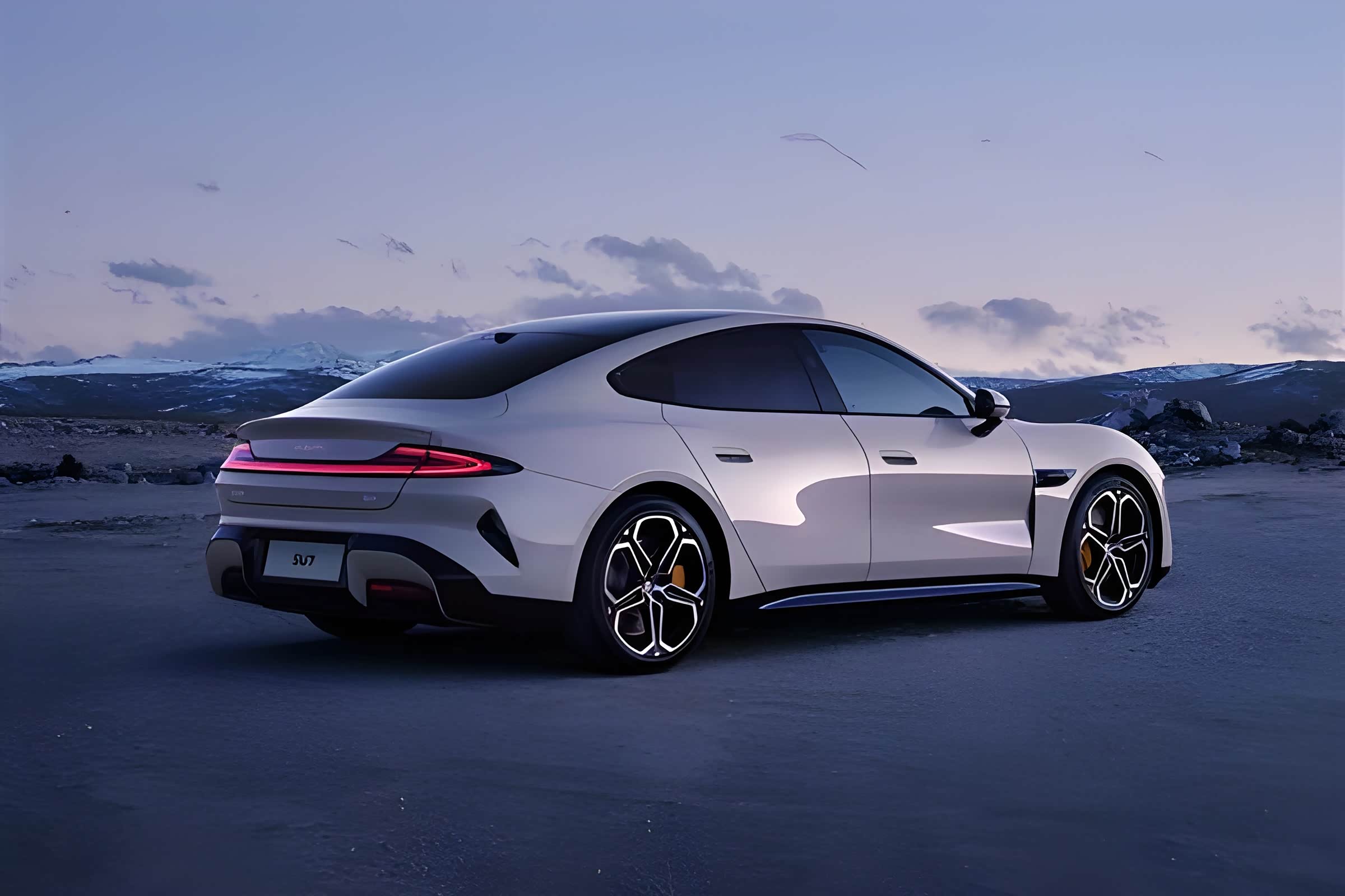 【文章】小米 SU7 交付后，有网友对其 AEB 紧急制动功能进行实测，实测能够刹停的最高速度，未达到小米 SU7 发布会上宣称的 135km/h。对此，小米汽车表示，目前小米 SU7 首批 ...