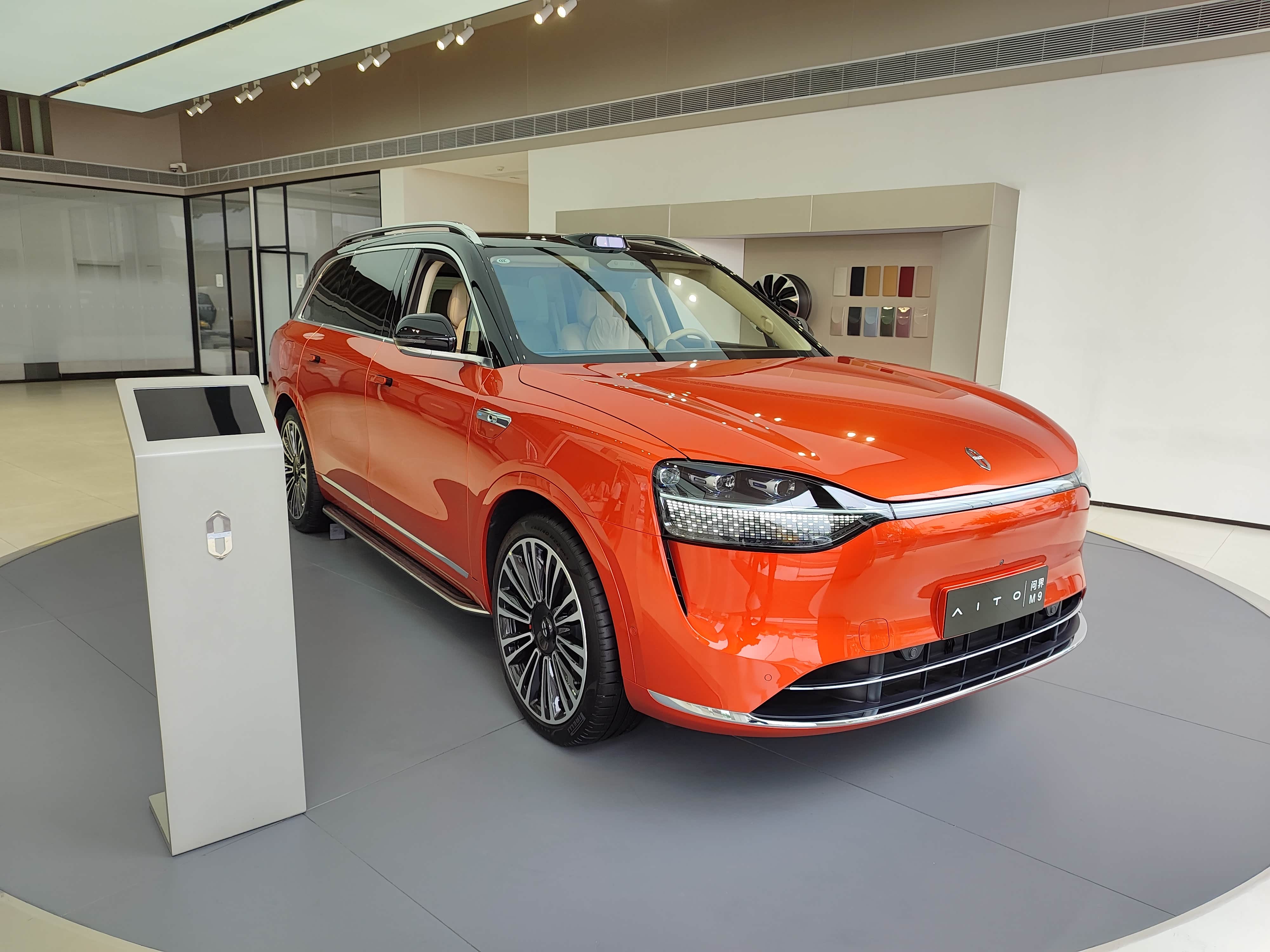 【文章】最近去店里看了问界M9，销售说很多都是本来准备买BBA的车主，或者BBA来置换的，难怪现在BBA销量不行了。问界M9作为一台均价50万左右的国产车，上市5个月大定超90000台，实力 ...