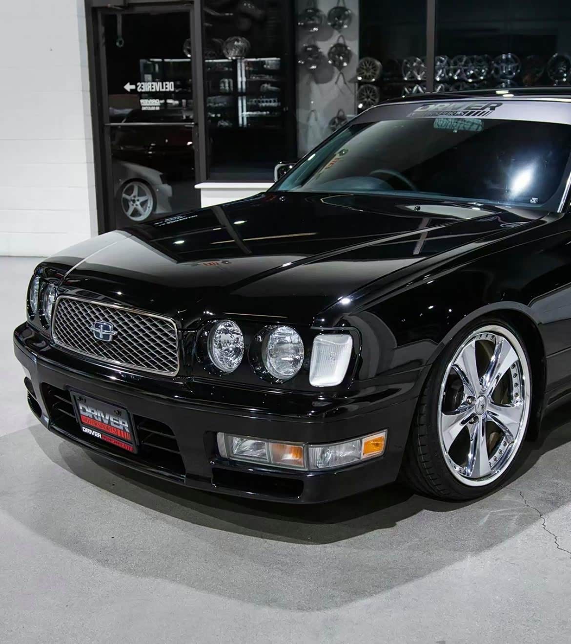 【文章】东瀛尼桑荣光Y33中东版，日产公爵王的兄弟车型，自2001年问世，以其日系经典设计成为时代印记。即便今日，其外观依旧展现日系风情，改装后的VIP风格更显经典与现代的完美结合。搭载2.5 ...