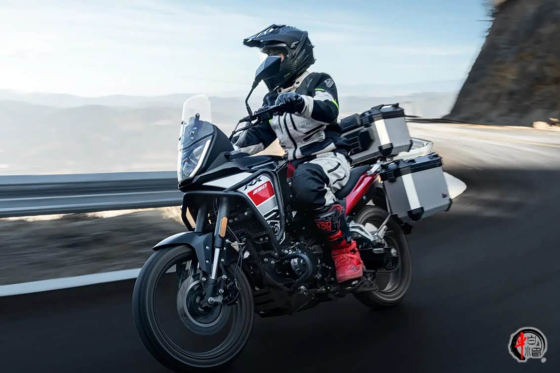 【文章】赛科龙近日发布了RX250车型，包括探索版和旅行版，售价分别为14988元和16988元。两版功能配置基本相同，旅行版额外提供尾箱，更 ...