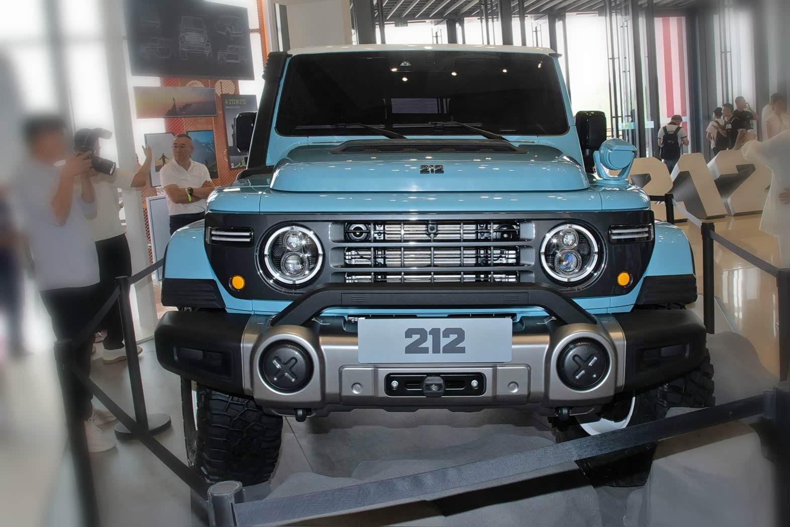 【文章】212硬派越野SUV：2.0T+8AT，四驱带大梁，定价多少合适？ 全新212采用非承载式车身架构，接近角40°，离去角36°，最大涉水深度850mm。搭载2.0T汽油发动机+8AT ...