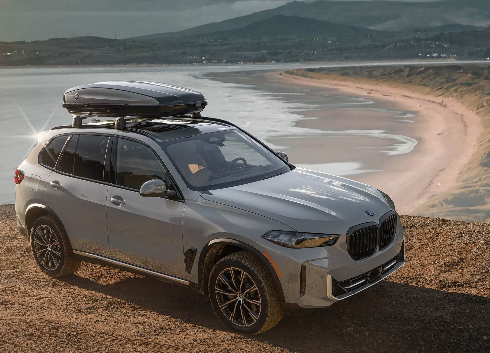 【文章】为了庆祝宝马X5车型问世25周年,宝马发布了全新的X5 Silver Anniversary Edition。基于2025款X5 ...