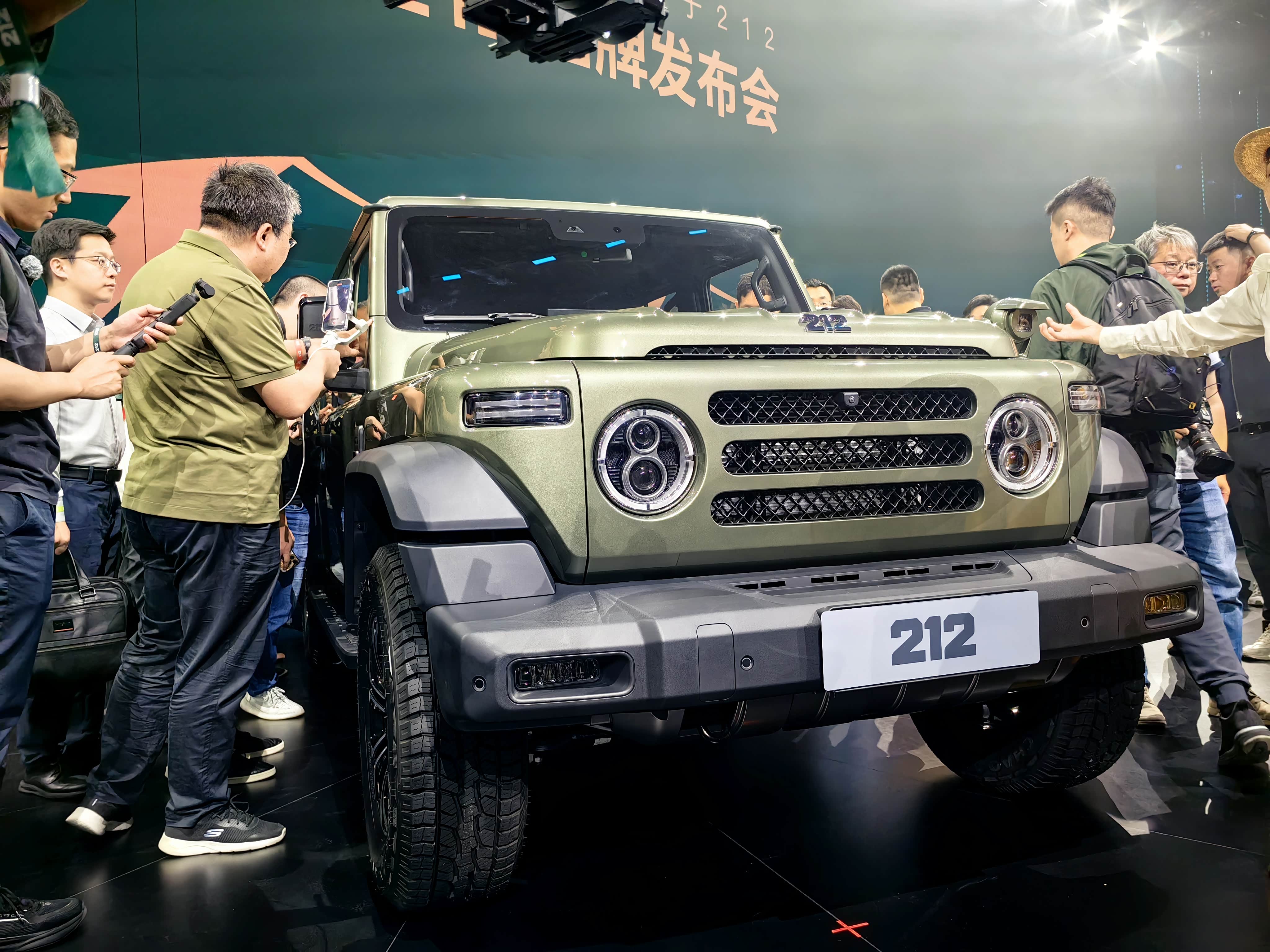 【文章】212品牌旗下首款车型，发布会实拍。北京汽车制造厂发布全新品牌——“212”，旗下首款车型命名也叫做212，竞品包括坦克300、BJ40、豹5等车型。车身尺寸方面，新车长宽高分别为 ...