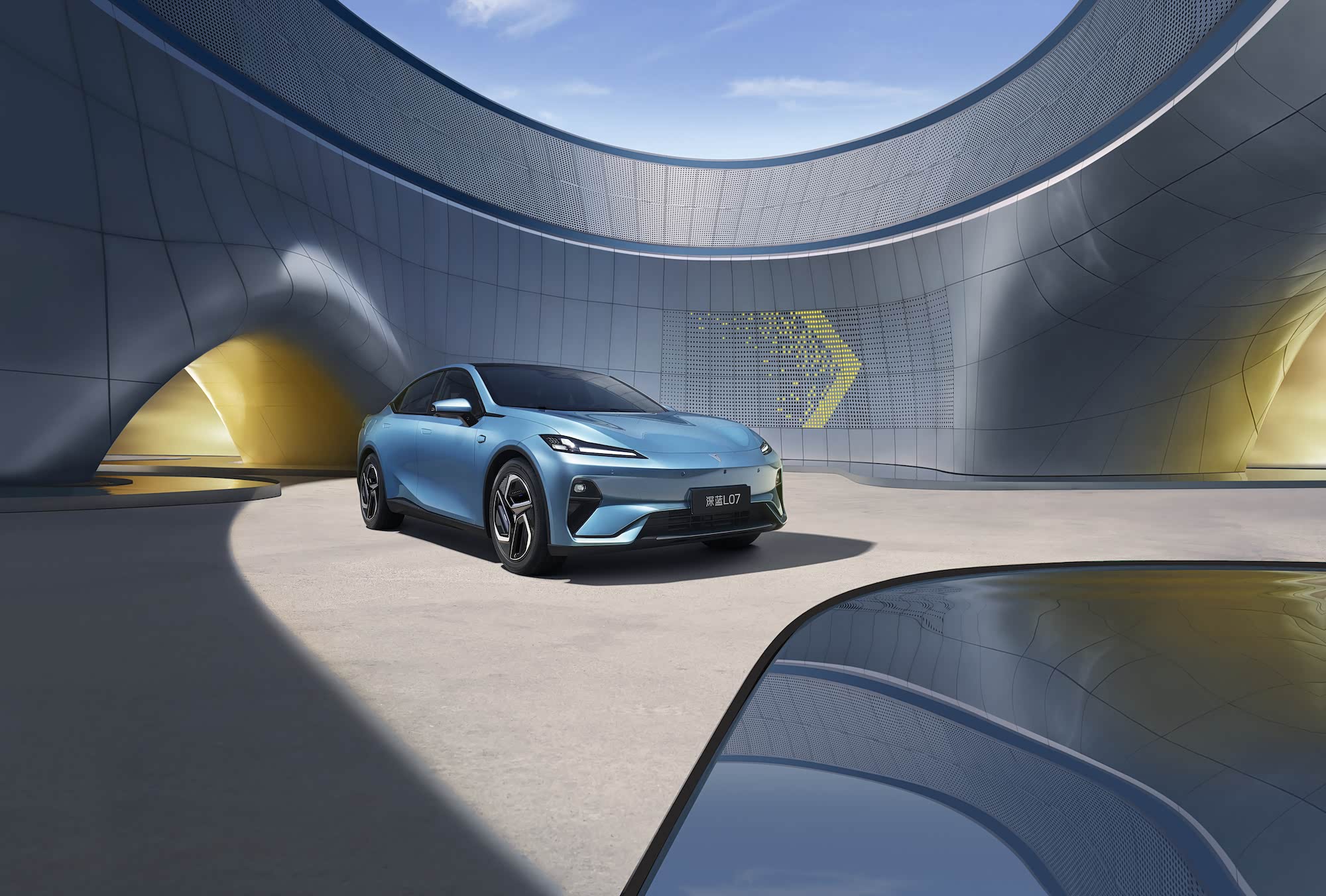 【文章】9月20日，深蓝汽车的全新中型轿车——深蓝L07正式上市，起售价为15.19万元。这款车是深蓝的第二款轿车，和之前推出的SL03形成双车阵容，不管是增程版还是纯电版都在市场上引起了不小 ...