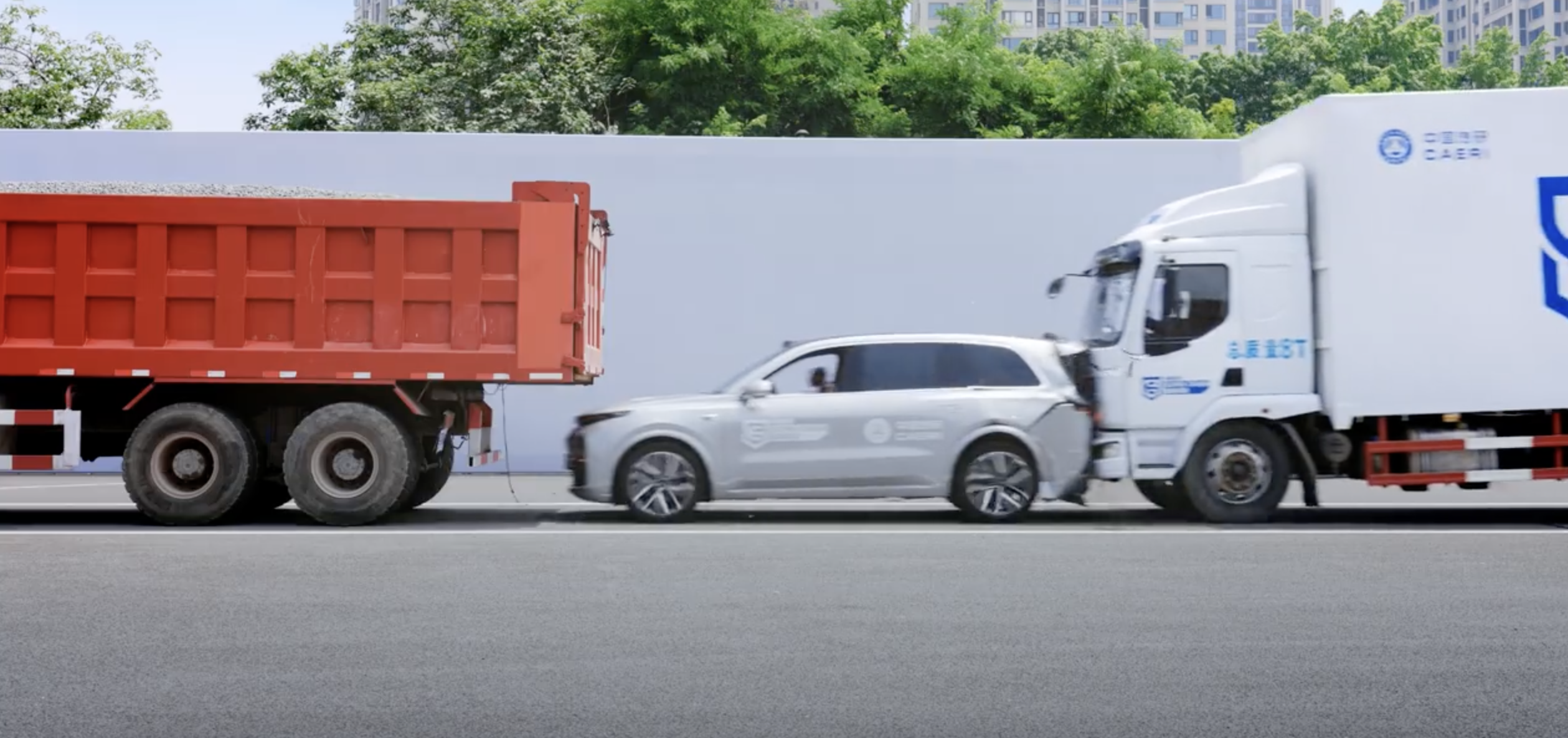 【文章】【理想L9通过“重型卡车前后夹击”挑战】近日，理想官方放出了理想L9中汽研SUPER CRASH超级试验的视频，面对前30吨重卡和后8吨货车夹击，理想L9三柱均无变形，乘员舱结构完整 ...