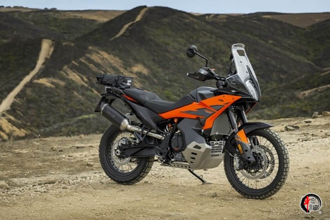 【文章】KTM近日在国内发布了790ADV冒险拉力车型，售价8.18万元，新车在外观和性能配置上均有提升。外观方面，790ADV融入家族化运动 ...