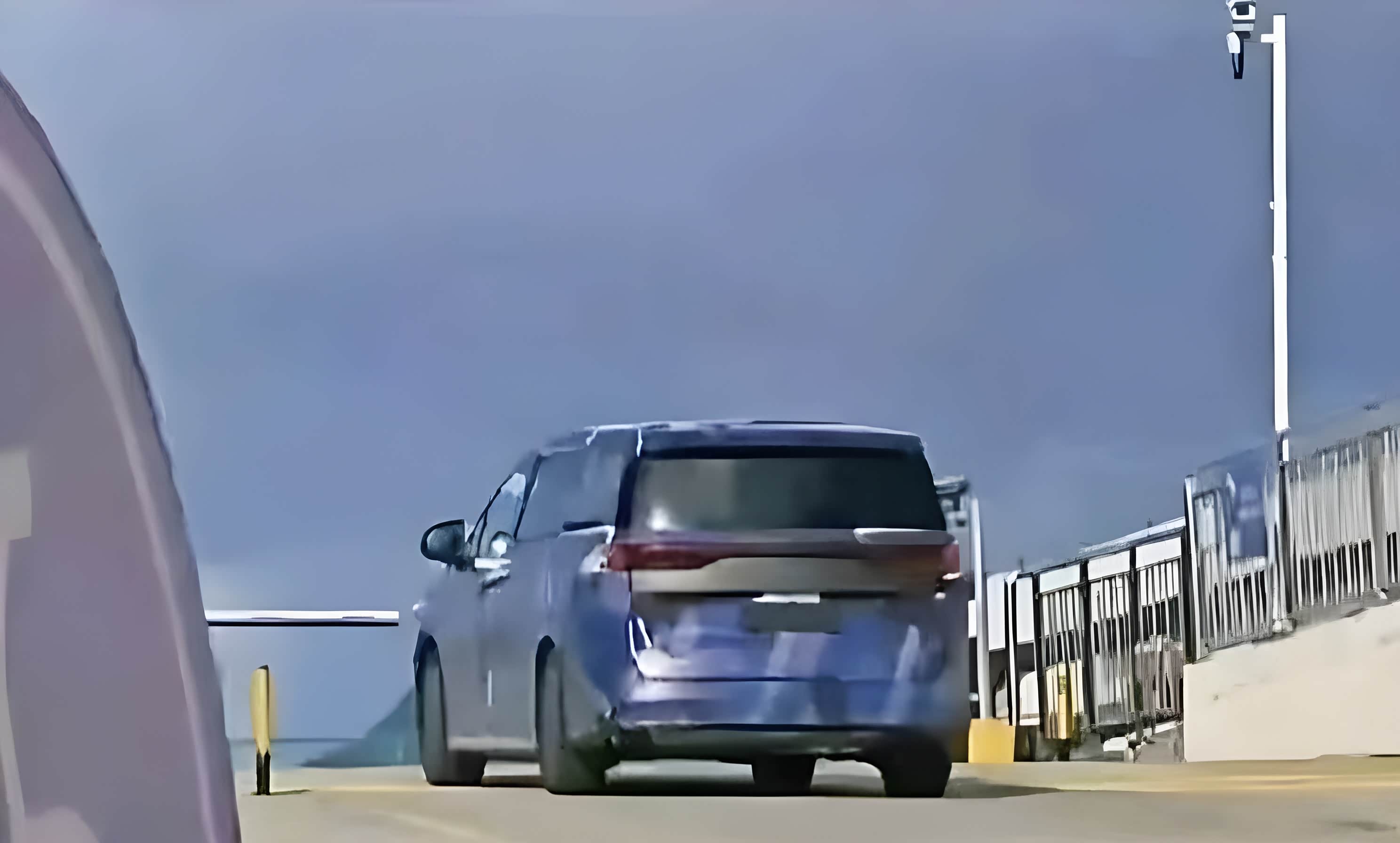 【文章】【比亚迪全新MPV谍照曝光，或叫唐MAX？】新车可能会与腾势D9共用平台，预计将采用比亚迪的DM5.0插混动力。车头可以看到一个唐字，，有可能会叫唐MAX。车内配备了大尺寸的液晶仪表和 ...